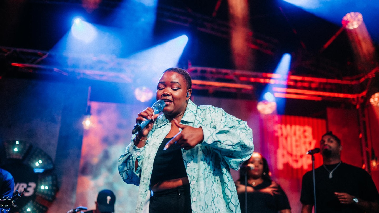 Hamzaa rockt die Unplugged-Bühne beim SWR3 New Pop Festival 2019 - SWR3 Hamzaa rockt die Unplugged-Bühne beim SWR3 New Pop Festival 2019 - SWR3